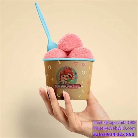 Vẽ Chibi Cô Gái Với Mái Tóc Hồng Dễ Thương đang ăn Kem Vui Vẻ để Thiết Kế Logo Wio