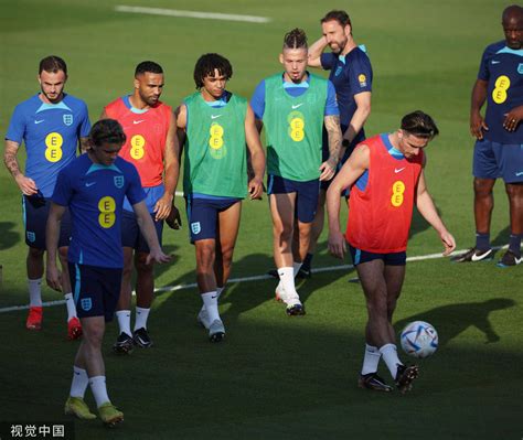 高清图：英格兰训练备战世界杯 格拉利什秀停球 搜狐大视野 搜狐新闻