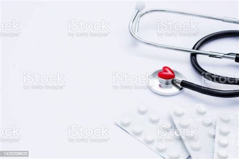 창조적 인 의료 엽서 청진기 알약 및 흰색 배경에 붉은 심장 의학 플랫 레이 0명에 대한 스톡 사진 및 기타 이미지 0명 Central Florida 개념 Istock