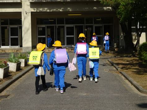 5 2 登校風景高岡市立伏木小学校