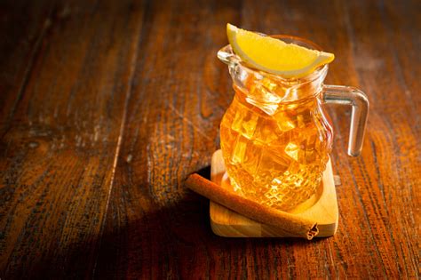 얼음 조각과 레몬 조각을 곁들인 차가운 레몬 차의 하이 앵글 샷 계피 스틱으로 코스터에 앉습니다 가장자리에 대한 스톡 사진 및 기타 이미지 Istock