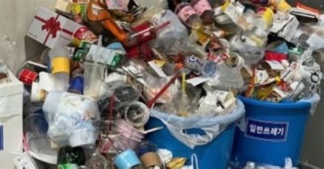 산더미 같은 쓰레기 대학 망신”공분 산 사범대 쓰레기통