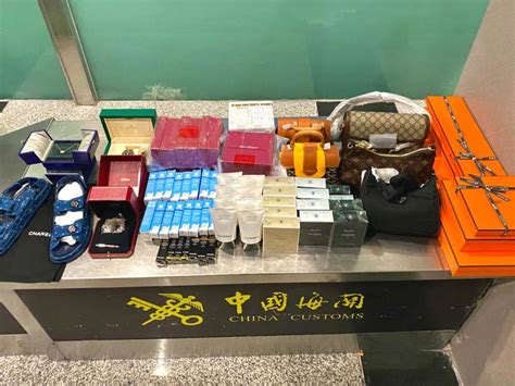 海关查获2名旅客超量携带未申报首饰、手表、化妆品 共计443件（套）行李物品缉私航班