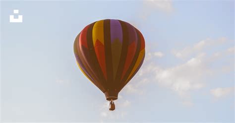 빨간색과 검은색 뜨거운 공기 풍선의 낮은 각도 사진 사진 Unsplash의 무료 하늘 이미지