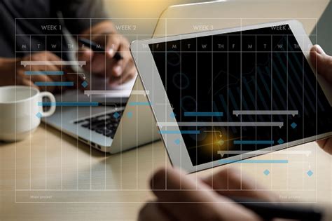 사업가 작업 프로젝트 및 업데이트 Gantt 소프트웨어 차트 일정 가상 다이어그램 및 진행 계획 품질 및 통신 Gantt 에 가상 화면 데이터에 대한 스톡 사진 및 기타