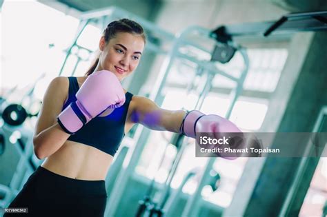 아름 다운 여자 복 서의 타격 체육관에서 거 대 한 샌드 백 운동 클래스에 맞게 복 서 여 자가 직접 동적 운동을 했다 건강 스포츠 라이프 스타일 피트 니스 운동 개념 복사