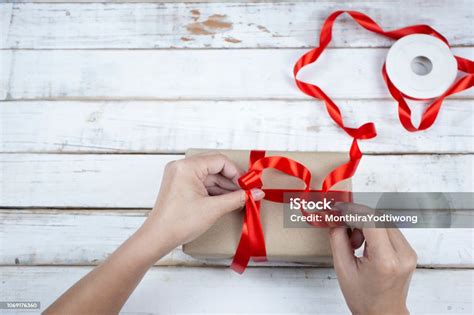 선물 포장 여자는 크리스마스와 새 해 첫날 또는 인사말 시즌 레드 리본으로 선물 상자 단계 팩 개념에 대한 스톡 사진 및 기타 이미지 Istock