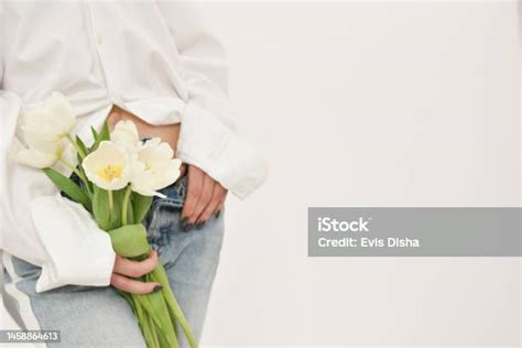 흰색 배경에 여성 손에 흰색 튤립의 꽃다발입니다 발렌타인 데이 생일 3 월 8 일 어머니의 날을위한 컨셉 선물 공간을 복사합니다