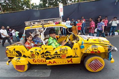 행복 한 사람들이 붐비는 거리에 전통적인 고아 카니발 동안 노란색 복고풍 자동 운전 거리에 대한 스톡 사진 및 기타 이미지 거리 고아 인도 공휴일 Istock