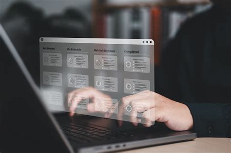 프로젝트 관리자 또는 핸들러는 랩톱을 사용하여 인터페이스 화면의 책임 있는 방법론 보드 도구로 프로젝트 진행 계획을 관리합니다