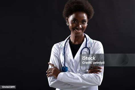 검은 색 배경에 미소 흑인 여성 의사 청진기 서 미소와 의료 가운에 아프리카 계 미국인 여자 20 24세에 대한 스톡 사진 및 기타 이미지 Istock