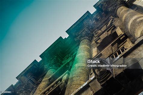 비 드랍 스 세인트 피터 스 버그에 있는 고 대 건물의 지붕에서 지속적으로을 빈티지 필터입니다 가을에 대한 스톡 사진 및 기타