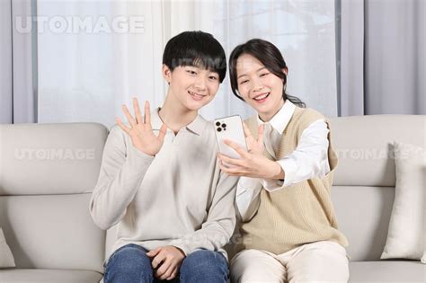 나의가족 영상통화하는 청년들 사진 이미지 PHO768e 유토이미지 사진 가족 생활 m40004 w40007 아시아