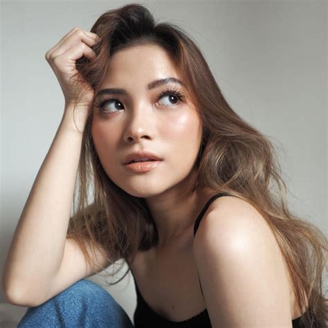 8 Gaya Makeup Dewy Look Ala Stephanie Wose Glowing Banget
