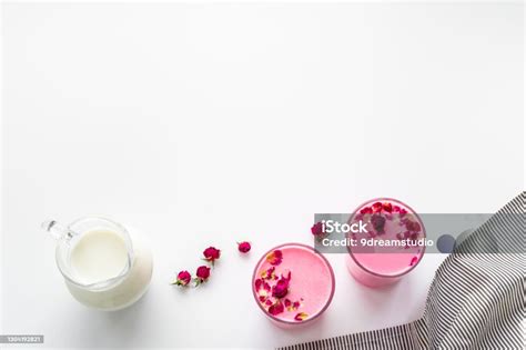 핑크 로즈와 비트 뿌리 라떼 커피 또는 우유와 차 최고 전망 0명에 대한 스톡 사진 및 기타 이미지 0명 과일 꽃 식물