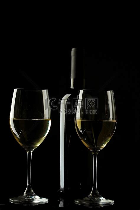 白色葡萄酒杯剪影黑色背景高清摄影大图 千库网