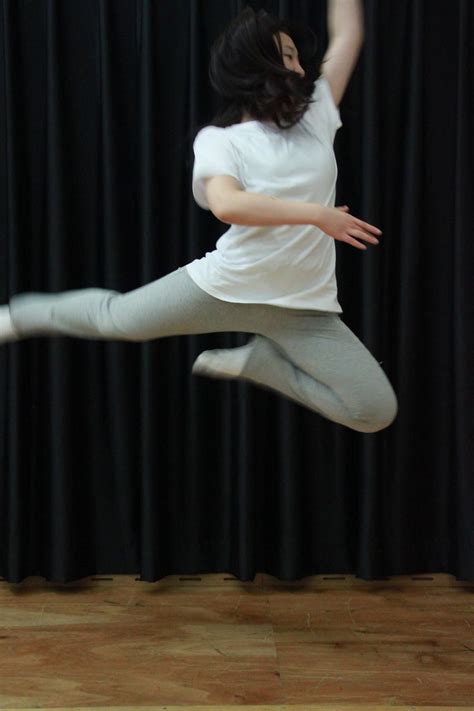 2015 「청소년예술가탐색전」│들여다보기 2편 춤 옷 말로 이야기 하다 류장현 안무가와 청소년 8인의 실험은 꾸밈이 없다 춤 워크샵에서는 각자의 이야기를