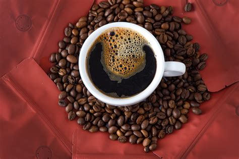 하얀 커피 한 잔 커피 콩 및 포장 가방 아침 식사로 아침에 상쾌한 음료 음식 배경 곡초류에 대한 스톡 사진 및 기타 이미지 곡초류 구이 마시기 Istock