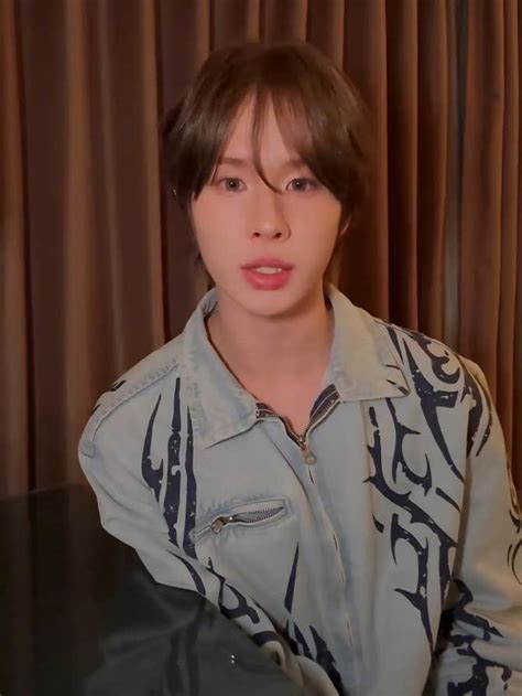 Tws Community Post 케이스 바꿨다고 자랑하는 경미니🐹🩷 밑에 스트랩 도 바꿨다고 함 아니 경미나 왜 갈수록 미소년이 되는 거야 진짜 아니 왤케 이쁘고