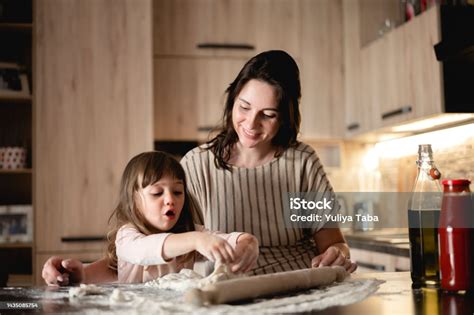 집에서 부엌에서 피자를 준비하는 딸과 함께 행복한 어머니 아이들과 함께 요리하는 개념 부엌에서 가족 어린 딸과 함께 아름 다운 어머니입니다 2 3 살에 대한 스톡 사진 및