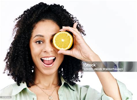 비타민 C 레몬 눈 또는 스튜디오 흰색 배경에 격리된 유기농 웰빙을 위한 패션을 가진 여성의 초상화 다이어트 과일 미친 감귤 에너지와 해독을 가진 행복하거나 흥분된 젊은이