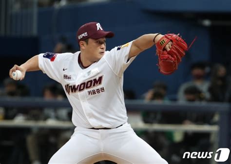 [사진] 공 던지는 키움 최원태 머니s