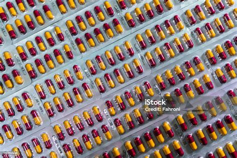 물집 팩에 항생제 캡슐 알 약 제약 산업과 약 학 개념 항생제 약물 내성 알 약 포장 호흡기 감염 치료를 위한 아 밀 피 실린 캡슐 알 약 약품 캡슐에 대한 스톡 사진 및