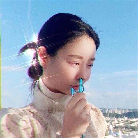 얼마전 생일이었다 네가 떠나고서 더이상 생일축하 노래같은건 듣고싶지 않았다 세상에서 나를 제일 경멸하고 혐오하는건 나 자신이지만 나를 사랑하는 사람들은 한사코 나를