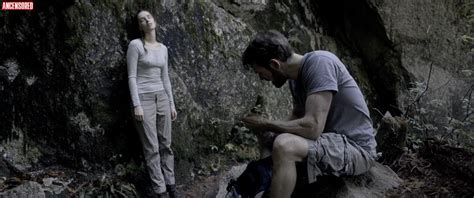 Alex Essoe Nua Em Red Island