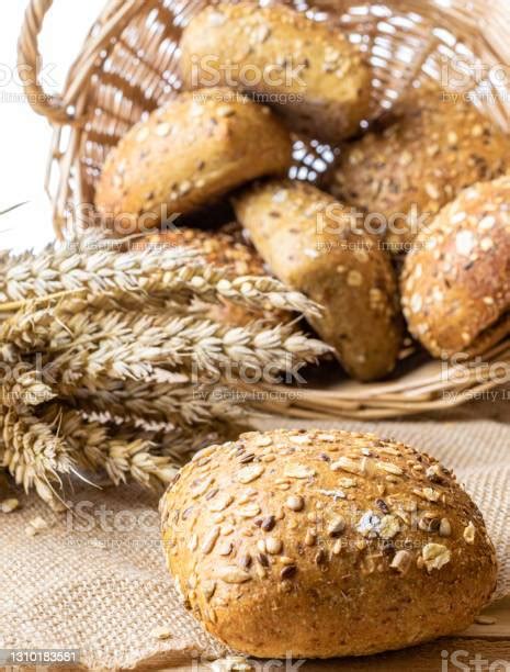 슬라이스 된 멀티 그레인 거친 빵과 부스러기가있는 호밀 빵집 천연 면 배경에 밀 곡물 귀 또는 스파이크 식물소박한 전통 빵의 신선한 덩어리 바이오 성분 매우 건강 0명에