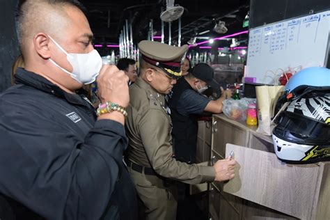 เปิดภาพ ปิดล้อมตรวจ ซอยคาวบอย สน ทองหล่อปฏิบัติการกลางดึก