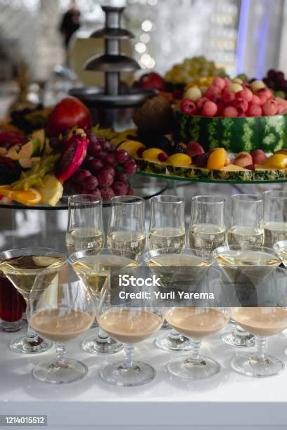 수박 포도 피타하야 카람볼라 바나나 및 다른 신선한 과일과 축제 테이블에 알코올 칵테일의 수직 이미지 축하 또는 기타 이벤트 0명에 대한 스톡 사진 및 기타 이미지 Istock
