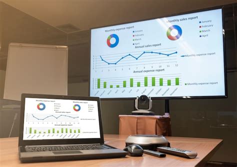 회의실의 디스플레이 랩톱 및 Tv에서 차트 슬라이드 쇼 프레젠테이션 모의 프리미엄 사진