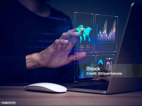 컴퓨터에서 비즈니스 분석 및 데이터 관리 시스템 온라인 문서 관리 및 데이터베이스에 연결된 메트릭으로 작업하는 사업가 재무 운영 판매를위한 기업 전략 빅데이터에 대한 스톡