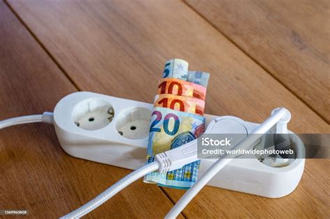 전기 및 일상 생활 비용의 상승을 설명하기 위해 플러그와 유로 지폐와 파워 스트립 요금 가격에 대한 스톡 사진 및 기타 이미지