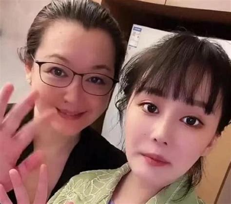 赵本山54岁妻子罕见出镜 与女儿同框知性优雅 360娱乐，你开心就好