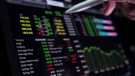 用数字平板电脑查看股票市场数据的财务分析 模板素材 稿定设计