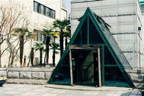 Dramakorea 부산의 주택 디자인은 현대성과 한국 전통 요소의 조화를 반영합니다 아래는 몇 가지 특징입니다 • 현대와 전통 재료의 사용 부산의 많은 주택은