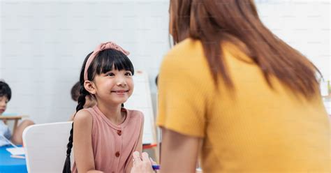 학교에서 아이들에게 예술을 가르치는 아시아의 아름다운 젊은 여성 교사 매력적인 강사 마스터 여성은 교실에서 학생 유치원 유치원과 함께 그림과 그림을 설명하고 교육합니다