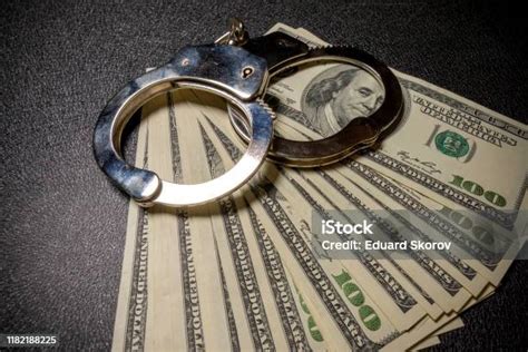 검은 배경에 백 달러 미국 지폐에 수갑 부패 강도 사기의 개념 0명에 대한 스톡 사진 및 기타 이미지 0명 100 100