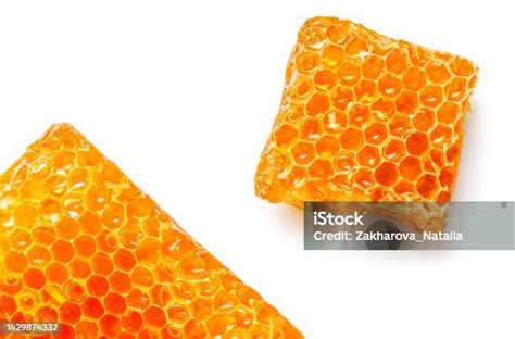 흰색 배경에 고립 된 꿀 시럽이있는 허니 콤으로 만든 창조적 인 레이아웃 꿀 플랫 누워 음식 개념 꿀에 대한 스톡 사진 및 기타 이미지 Istock