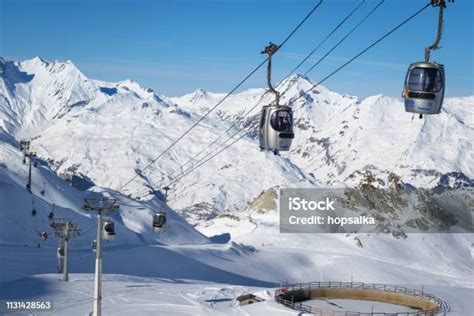 프랑스 알프스의 인기 스키 리조트 레 아 르 크에서 케이블카 트랜스 아크의 곤돌라 레 자크에 대한 스톡 사진 및 기타 이미지 레 자크 공중 케이블 카 알프스 산맥