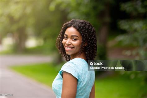 여름에 공원에서 포즈를 취하는 예쁜 아프리카 계 미국인 소녀의 초상화 건강한 생활방식에 대한 스톡 사진 및 기타 이미지 건강한 생활방식 공원 귀여운 Istock
