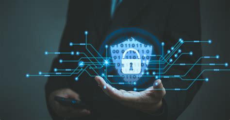 방패 보호 아이콘을 들고 사업가 사이버 보안 네트워크 자물쇠 아이콘과 인터넷 기술 네트워킹 보안 시스템 가상 인터페이스의 비즈니스 데이터 개인 정보 가상현실에 대한 스톡