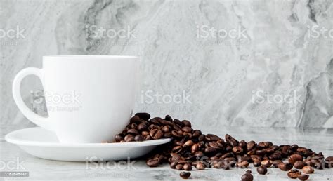 대리석 배경에 컵과 커피 콩에 블랙 커피 맨 위 보기 텍스트 공간 0명에 대한 스톡 사진 및 기타 이미지 0명 구도 낮 Istock