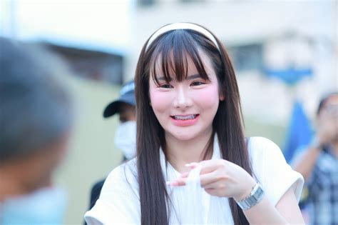 เกลิน ธัญรดี ชวนแก๊งค์เพื่อนแจกข้าวกล่อง น้ำดื่ม ขนมที่ตรอกสาเก