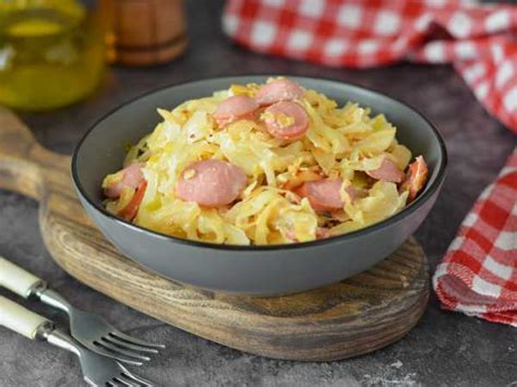 Тушеная капуста с сосисками и сметаной — рецепт с фото пошагово