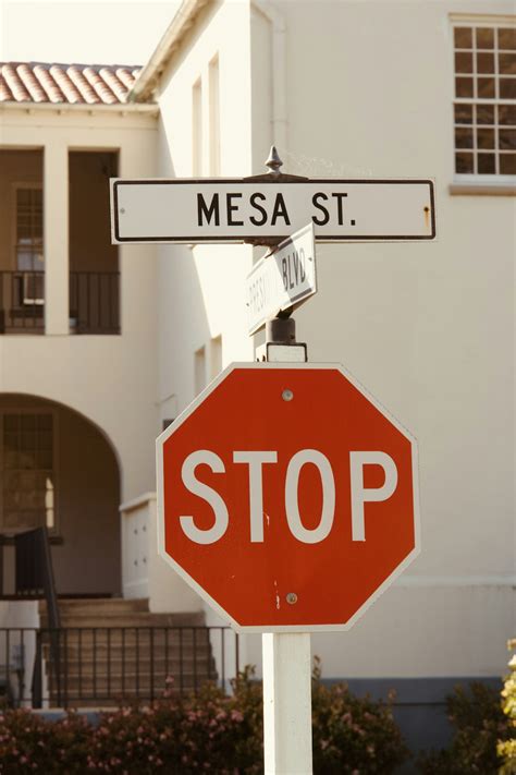 거리 표지판 아래에 앉아 있는 빨간색 정지 표지판 사진 Unsplash의 무료 샌프란시스코 이미지