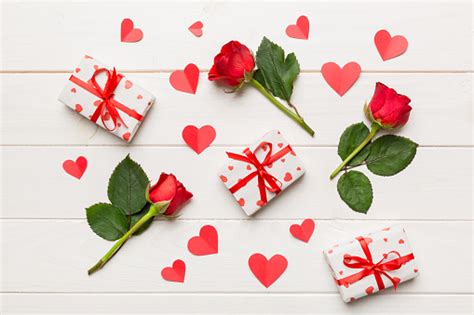 아름다운 빨간 리본과 장미 발렌타인 데이의 개념 기념일 어머니의 날과 생일 인사말 복사 공간 최고 보기와 크래프트 기프트 박스 0명에 대한 스톡 사진 및 기타 이미지