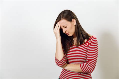 건강 한 깨끗 한 피부와 두통 빨간색과 회색 옷을 입은 예쁜 유럽 걱정 하 고 구슬픈 금발 여자 생각에 추측 흰색 바탕에 잃었다 감정 개념입니다 갈색에 대한 스톡 사진 및